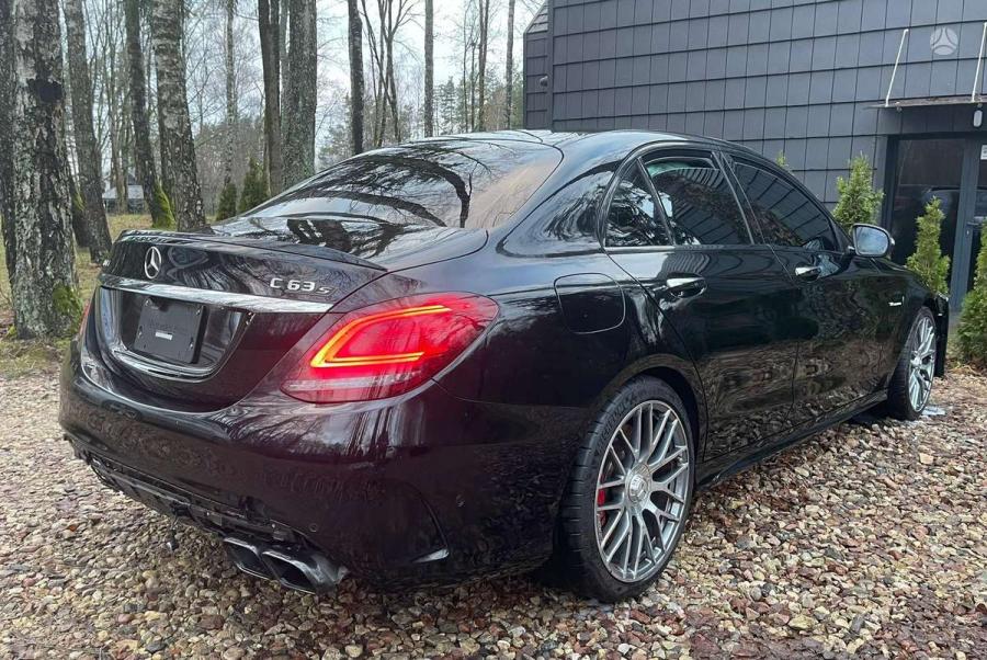Melns Mercedes-Benz C 63 AMG 2021 Viļņa, ar dzinēja tilpumu 3.98 L un nobraukumu 29 tūkst. km par 29000 €, foto 4 vietnē AUTOMOTO.COM.LV