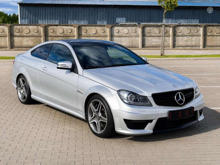 Pelēks Mercedes-Benz C 63 AMG 2012 Panevēža, ar dzinēja tilpumu 6.30 L un nobraukumu 106 tūkst. km par 31000 €, foto 1 vietnē AUTOMOTO.COM.LV