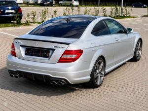 Pelēks Mercedes-Benz C 63 AMG 2012 Panevēža, ar dzinēja tilpumu 6.30 L un nobraukumu 106 tūkst. km par 31000 €, foto 4 vietnē AUTOMOTO.COM.LV