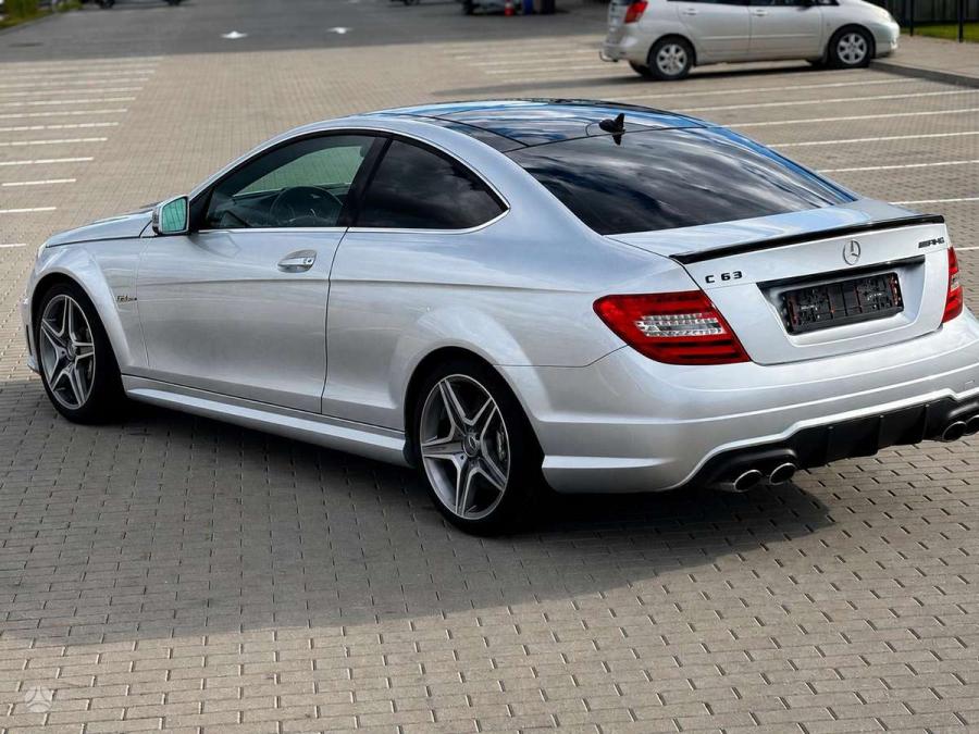 Pelēks Mercedes-Benz C 63 AMG 2012 Panevēža, ar dzinēja tilpumu 6.30 L un nobraukumu 106 tūkst. km par 31000 €, foto 5 vietnē AUTOMOTO.COM.LV