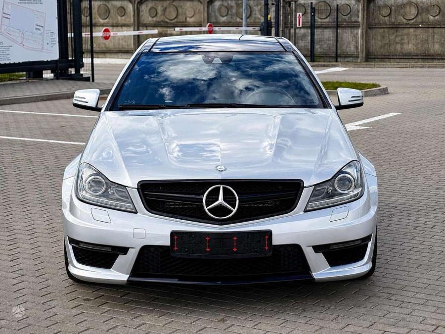 Pelēks Mercedes-Benz C 63 AMG 2012 Panevēža, ar dzinēja tilpumu 6.30 L un nobraukumu 106 tūkst. km par 31000 €, foto 6 vietnē AUTOMOTO.COM.LV