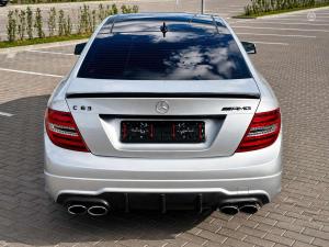 Pelēks Mercedes-Benz C 63 AMG 2012 Panevēža, ar dzinēja tilpumu 6.30 L un nobraukumu 106 tūkst. km par 31000 €, foto 7 vietnē AUTOMOTO.COM.LV