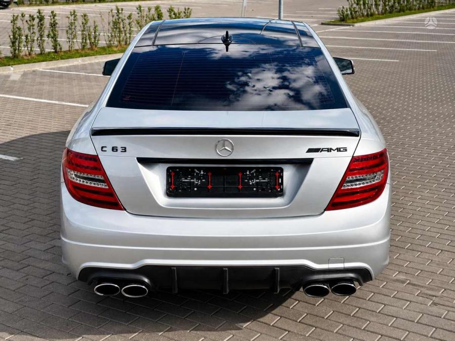 Pelēks Mercedes-Benz C 63 AMG 2012 Panevēža, ar dzinēja tilpumu 6.30 L un nobraukumu 106 tūkst. km par 31000 €, foto 7 vietnē AUTOMOTO.COM.LV