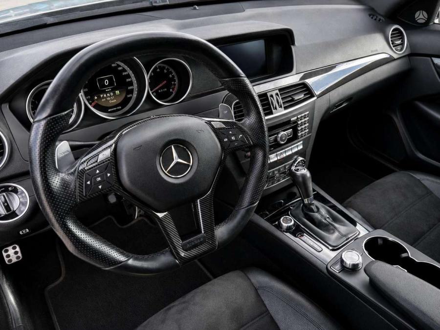 Pelēks Mercedes-Benz C 63 AMG 2012 Panevēža, ar dzinēja tilpumu 6.30 L un nobraukumu 106 tūkst. km par 31000 €, foto 8 vietnē AUTOMOTO.COM.LV