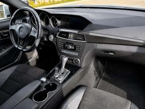 Pelēks Mercedes-Benz C 63 AMG 2012 Panevēža, ar dzinēja tilpumu 6.30 L un nobraukumu 106 tūkst. km par 31000 €, foto 9 vietnē AUTOMOTO.COM.LV