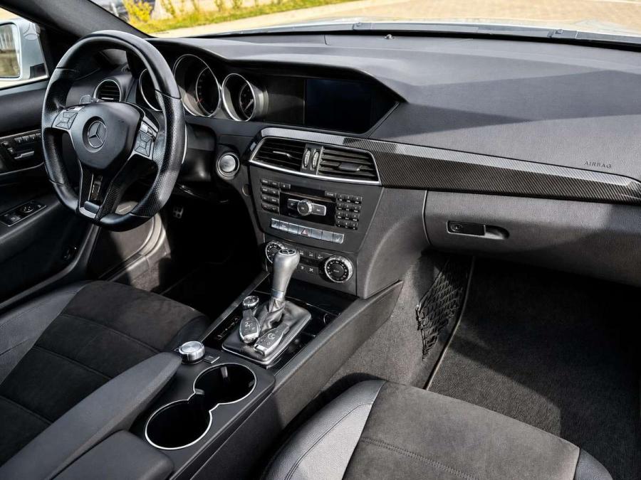 Pelēks Mercedes-Benz C 63 AMG 2012 Panevēža, ar dzinēja tilpumu 6.30 L un nobraukumu 106 tūkst. km par 31000 €, foto 9 vietnē AUTOMOTO.COM.LV