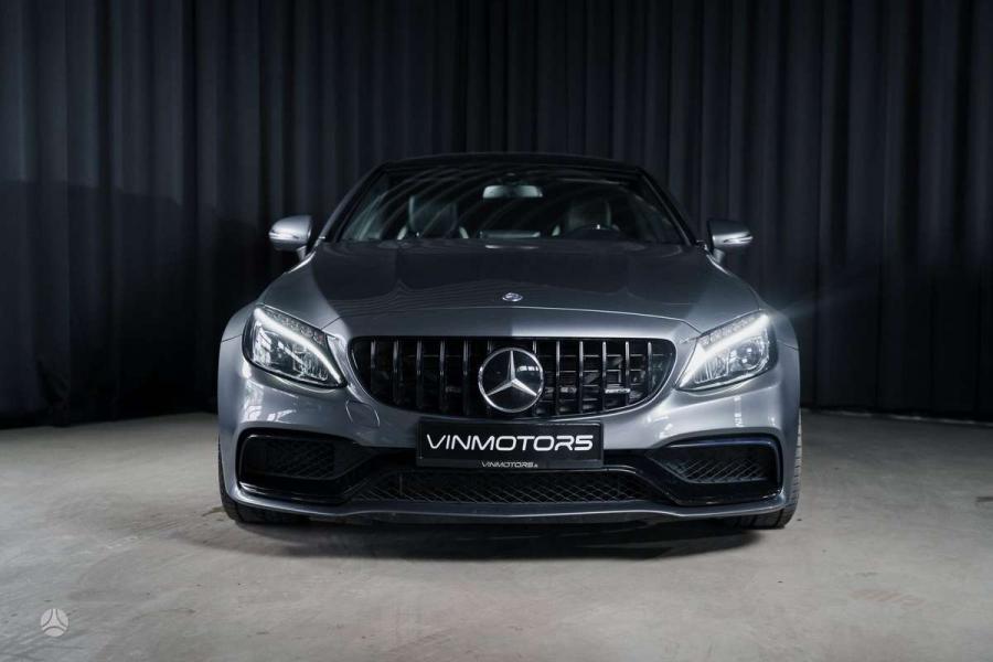 Pelēks Mercedes-Benz C 63 AMG 2017 Viļņa, ar dzinēja tilpumu 3.98 L un nobraukumu 65 tūkst. km par 44999 €, foto 3 vietnē AUTOMOTO.COM.LV
