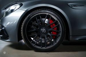 Pelēks Mercedes-Benz C 63 AMG 2017 Viļņa, ar dzinēja tilpumu 3.98 L un nobraukumu 65 tūkst. km par 44999 €, foto 12 vietnē AUTOMOTO.COM.LV