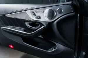 Pelēks Mercedes-Benz C 63 AMG 2017 Viļņa, ar dzinēja tilpumu 3.98 L un nobraukumu 65 tūkst. km par 44999 €, foto 19 vietnē AUTOMOTO.COM.LV