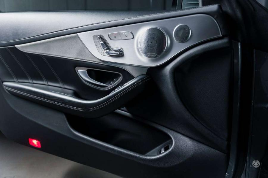 Pelēks Mercedes-Benz C 63 AMG 2017 Viļņa, ar dzinēja tilpumu 3.98 L un nobraukumu 65 tūkst. km par 44999 €, foto 19 vietnē AUTOMOTO.COM.LV