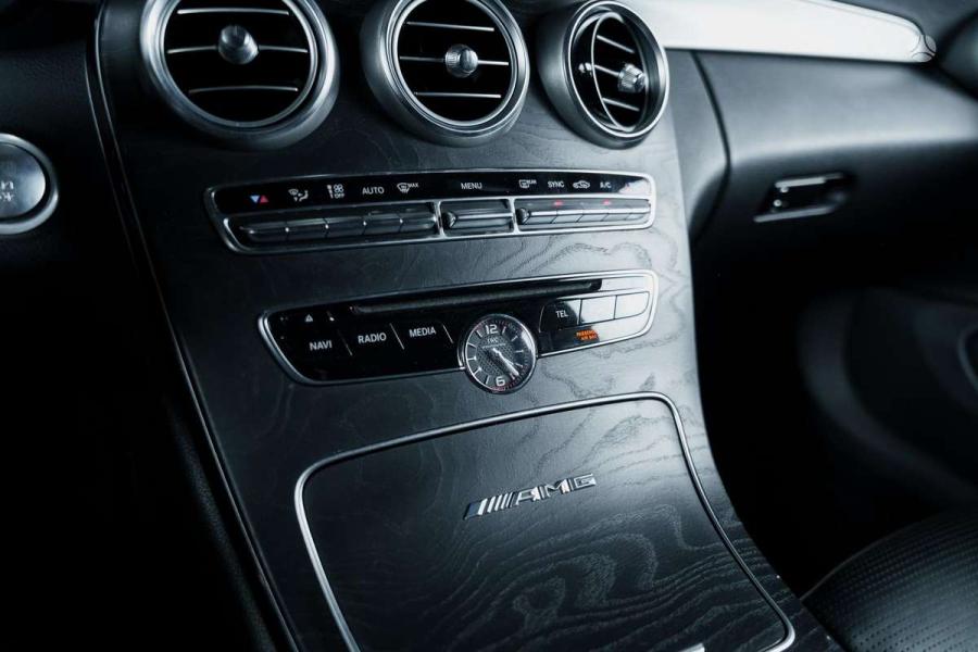 Pelēks Mercedes-Benz C 63 AMG 2017 Viļņa, ar dzinēja tilpumu 3.98 L un nobraukumu 65 tūkst. km par 44999 €, foto 28 vietnē AUTOMOTO.COM.LV