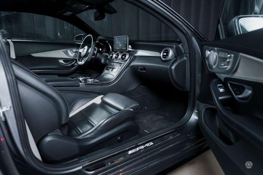 Pelēks Mercedes-Benz C 63 AMG 2017 Viļņa, ar dzinēja tilpumu 3.98 L un nobraukumu 65 tūkst. km par 44999 €, foto 31 vietnē AUTOMOTO.COM.LV