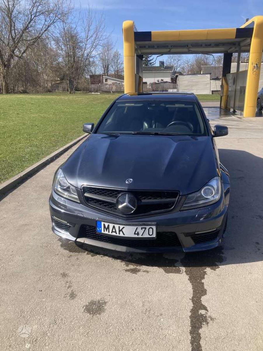 Pelēks Mercedes-Benz C 63 AMG 2013 Panevēža, ar dzinēja tilpumu 6.21 L un nobraukumu 185 tūkst. km par 23800 €, foto 1 vietnē AUTOMOTO.COM.LV