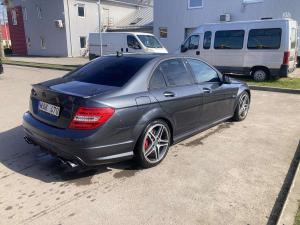 Pelēks Mercedes-Benz C 63 AMG 2013 Panevēža, ar dzinēja tilpumu 6.21 L un nobraukumu 185 tūkst. km par 23800 €, foto 3 vietnē AUTOMOTO.COM.LV