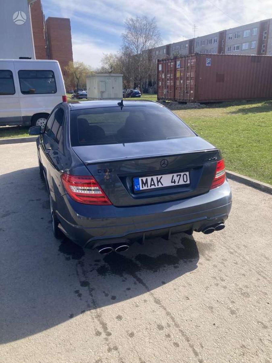 Pelēks Mercedes-Benz C 63 AMG 2013 Panevēža, ar dzinēja tilpumu 6.21 L un nobraukumu 185 tūkst. km par 23800 €, foto 4 vietnē AUTOMOTO.COM.LV