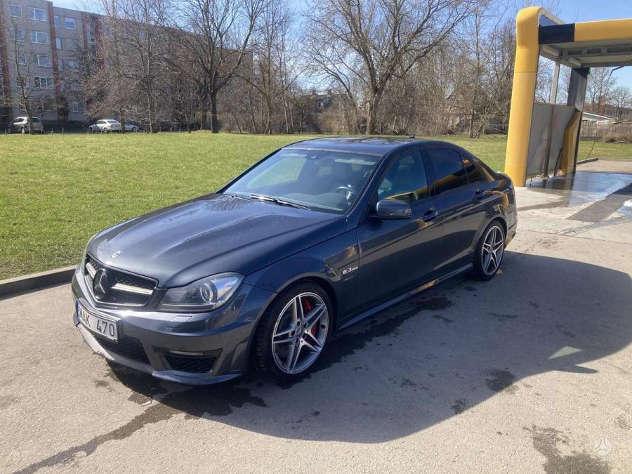 Pelēks Mercedes-Benz C 63 AMG 2013 Panevēža, ar dzinēja tilpumu 6.21 L un nobraukumu 185 tūkst. km par 23800 €, foto 5 vietnē AUTOMOTO.COM.LV