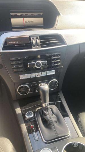 Pelēks Mercedes-Benz C 63 AMG 2013 Panevēža, ar dzinēja tilpumu 6.21 L un nobraukumu 185 tūkst. km par 23800 €, foto 8 vietnē AUTOMOTO.COM.LV
