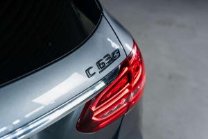 Pelēks Mercedes-Benz C 63 AMG 2019 Viļņa, ar dzinēja tilpumu 3.98 L un nobraukumu 77 tūkst. km par 47999 €, foto 13 vietnē AUTOMOTO.COM.LV