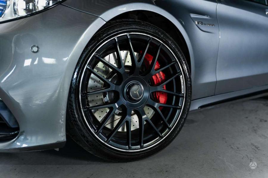 Pelēks Mercedes-Benz C 63 AMG 2019 Viļņa, ar dzinēja tilpumu 3.98 L un nobraukumu 77 tūkst. km par 47999 €, foto 15 vietnē AUTOMOTO.COM.LV