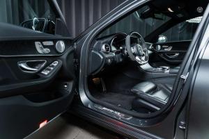 Pelēks Mercedes-Benz C 63 AMG 2019 Viļņa, ar dzinēja tilpumu 3.98 L un nobraukumu 77 tūkst. km par 47999 €, foto 16 vietnē AUTOMOTO.COM.LV
