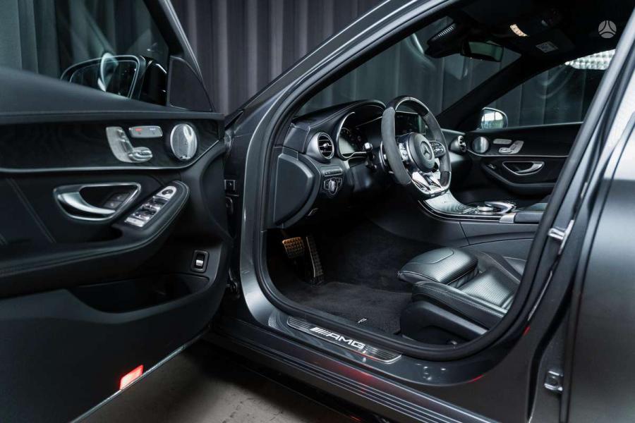 Pelēks Mercedes-Benz C 63 AMG 2019 Viļņa, ar dzinēja tilpumu 3.98 L un nobraukumu 77 tūkst. km par 47999 €, foto 16 vietnē AUTOMOTO.COM.LV