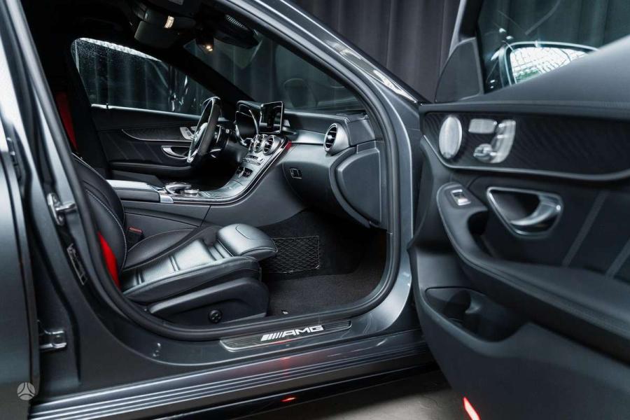 Pelēks Mercedes-Benz C 63 AMG 2019 Viļņa, ar dzinēja tilpumu 3.98 L un nobraukumu 77 tūkst. km par 47999 €, foto 27 vietnē AUTOMOTO.COM.LV