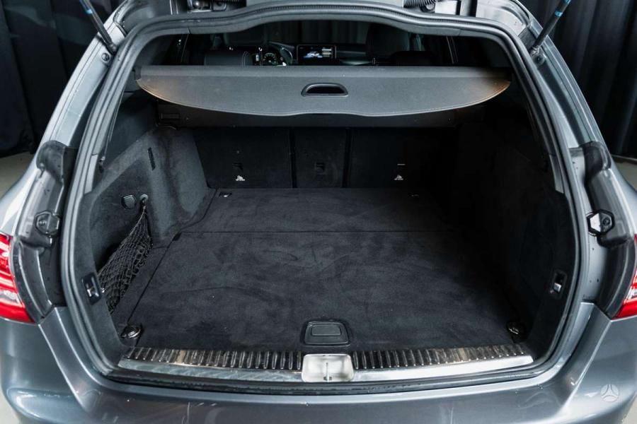 Pelēks Mercedes-Benz C 63 AMG 2019 Viļņa, ar dzinēja tilpumu 3.98 L un nobraukumu 77 tūkst. km par 47999 €, foto 33 vietnē AUTOMOTO.COM.LV