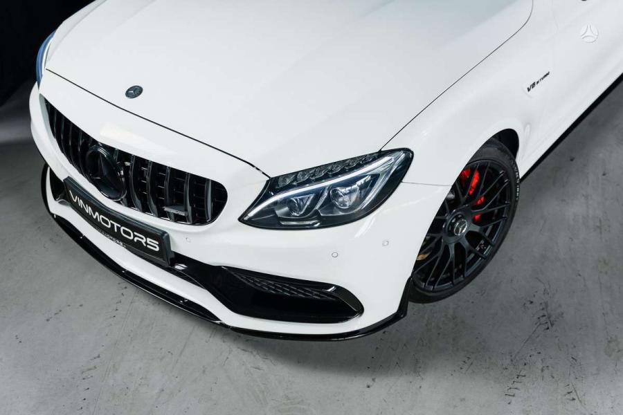 White Mercedes-Benz C 63 AMG 2017 in Vilnius, with an engine capacity of 3.98 L and mileage of 48 thousand km for 49999 €, photo 8 on AUTOMOTO.COM.LV