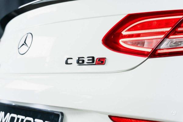 White Mercedes-Benz C 63 AMG 2017 in Vilnius, with an engine capacity of 3.98 L and mileage of 48 thousand km for 49999 €, photo 9 on AUTOMOTO.COM.LV
