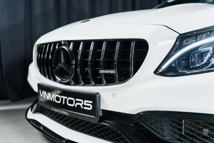 White Mercedes-Benz C 63 AMG 2017 in Vilnius, with an engine capacity of 3.98 L and mileage of 48 thousand km for 49999 €, photo 13 on AUTOMOTO.COM.LV
