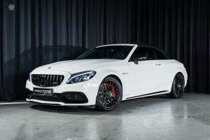 White Mercedes-Benz C 63 AMG 2017 in Vilnius, with an engine capacity of 3.98 L and mileage of 48 thousand km for 49999 €, photo 14 on AUTOMOTO.COM.LV