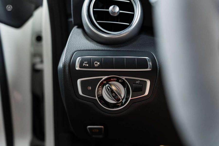 White Mercedes-Benz C 63 AMG 2017 in Vilnius, with an engine capacity of 3.98 L and mileage of 48 thousand km for 49999 €, photo 19 on AUTOMOTO.COM.LV