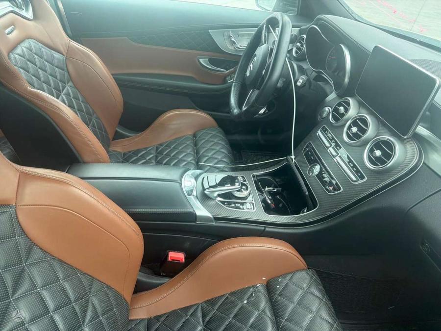 White Mercedes-Benz C 63 AMG 2017 in Kaunas, with an engine capacity of 4.00 L and mileage of 81 thousand km for 36500 €, photo 8 on AUTOMOTO.COM.LV