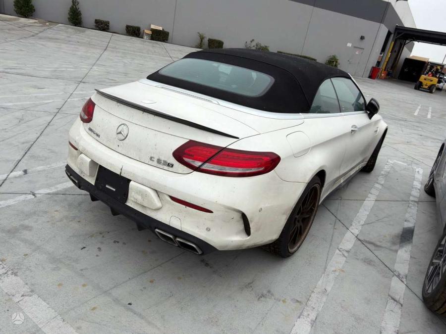White Mercedes-Benz C 63 AMG 2017 in Kaunas, with an engine capacity of 4.00 L and mileage of 81 thousand km for 36500 €, photo 11 on AUTOMOTO.COM.LV