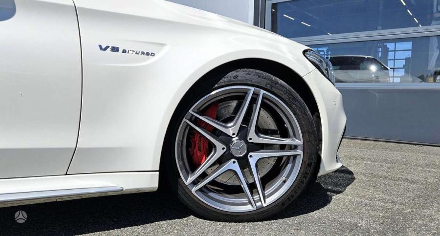 White Mercedes-Benz C 63 AMG 2017 in Klaipeda, with an engine capacity of 3.98 L and mileage of 76 thousand km for 46900 €, photo 17 on AUTOMOTO.COM.LV
