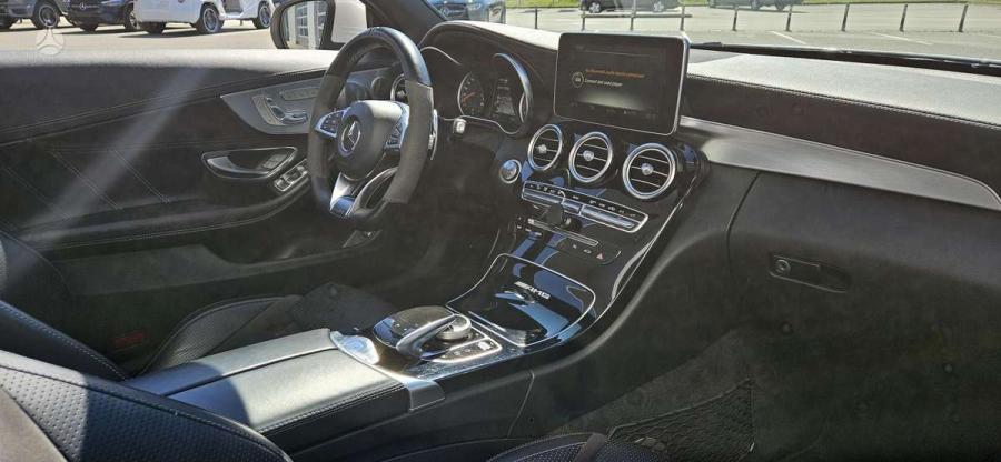 White Mercedes-Benz C 63 AMG 2017 in Klaipeda, with an engine capacity of 3.98 L and mileage of 76 thousand km for 46900 €, photo 28 on AUTOMOTO.COM.LV