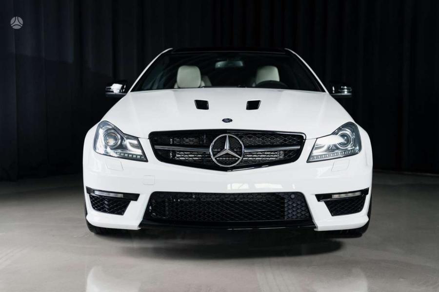 White Mercedes-Benz C 63 AMG 2014 in Vilnius, with an engine capacity of 6.21 L and mileage of 23 thousand km for 48998 €, photo 3 on AUTOMOTO.COM.LV