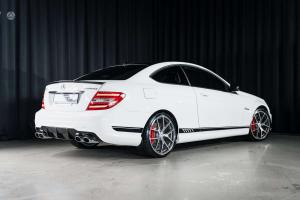 White Mercedes-Benz C 63 AMG 2014 in Vilnius, with an engine capacity of 6.21 L and mileage of 23 thousand km for 48998 €, photo 5 on AUTOMOTO.COM.LV