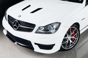 White Mercedes-Benz C 63 AMG 2014 in Vilnius, with an engine capacity of 6.21 L and mileage of 23 thousand km for 48998 €, photo 8 on AUTOMOTO.COM.LV
