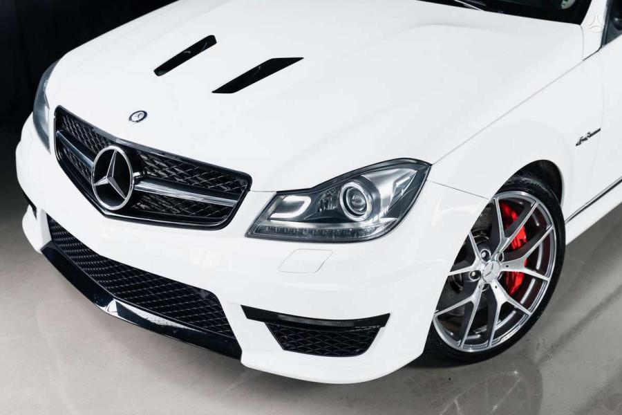 White Mercedes-Benz C 63 AMG 2014 in Vilnius, with an engine capacity of 6.21 L and mileage of 23 thousand km for 48998 €, photo 8 on AUTOMOTO.COM.LV