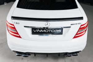 White Mercedes-Benz C 63 AMG 2014 in Vilnius, with an engine capacity of 6.21 L and mileage of 23 thousand km for 48998 €, photo 10 on AUTOMOTO.COM.LV