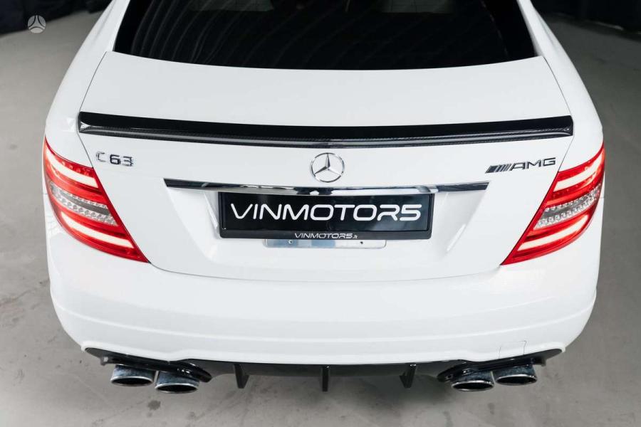 White Mercedes-Benz C 63 AMG 2014 in Vilnius, with an engine capacity of 6.21 L and mileage of 23 thousand km for 48998 €, photo 10 on AUTOMOTO.COM.LV
