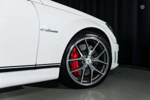 White Mercedes-Benz C 63 AMG 2014 in Vilnius, with an engine capacity of 6.21 L and mileage of 23 thousand km for 48998 €, photo 11 on AUTOMOTO.COM.LV