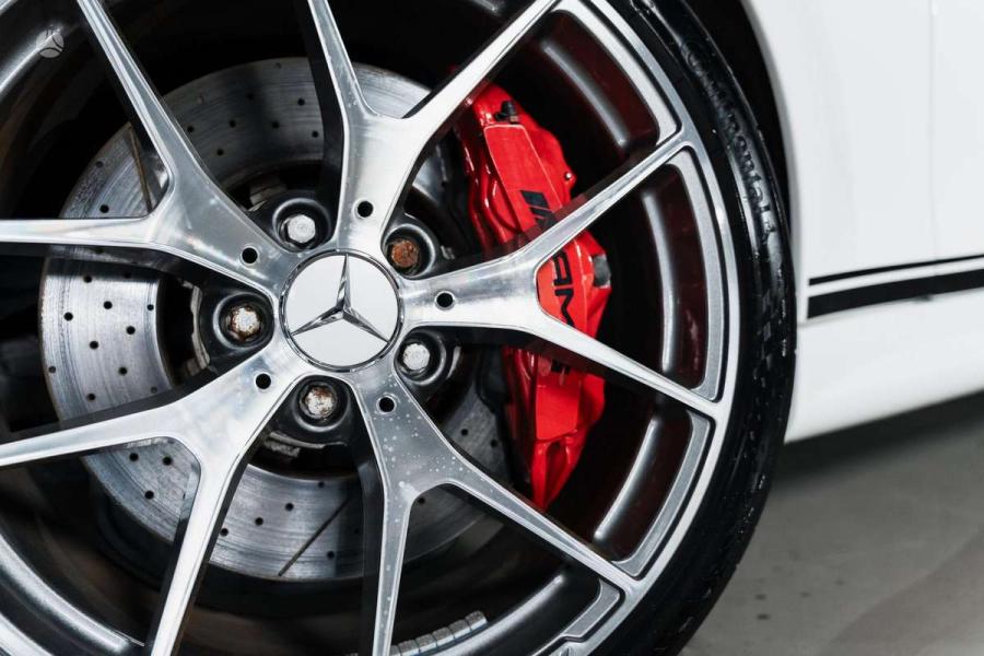 White Mercedes-Benz C 63 AMG 2014 in Vilnius, with an engine capacity of 6.21 L and mileage of 23 thousand km for 48998 €, photo 15 on AUTOMOTO.COM.LV