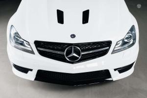 White Mercedes-Benz C 63 AMG 2014 in Vilnius, with an engine capacity of 6.21 L and mileage of 23 thousand km for 48998 €, photo 16 on AUTOMOTO.COM.LV