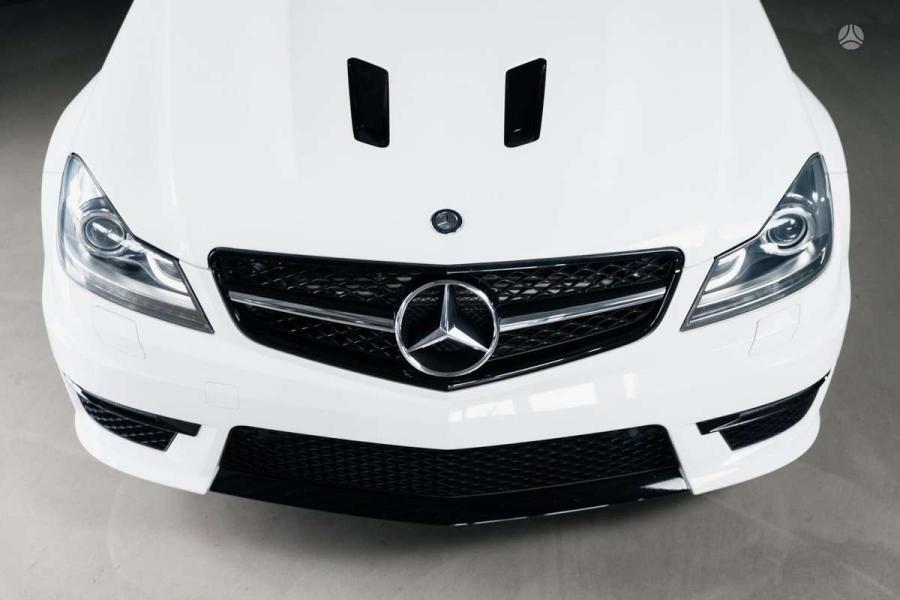 White Mercedes-Benz C 63 AMG 2014 in Vilnius, with an engine capacity of 6.21 L and mileage of 23 thousand km for 48998 €, photo 16 on AUTOMOTO.COM.LV