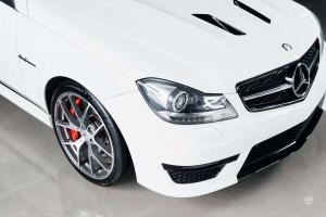 White Mercedes-Benz C 63 AMG 2014 in Vilnius, with an engine capacity of 6.21 L and mileage of 23 thousand km for 48998 €, photo 18 on AUTOMOTO.COM.LV