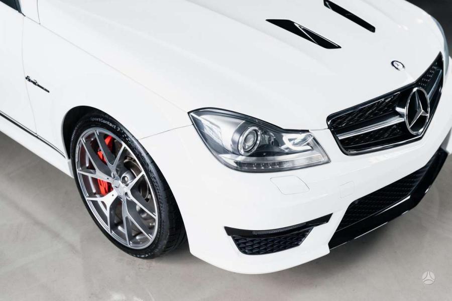 White Mercedes-Benz C 63 AMG 2014 in Vilnius, with an engine capacity of 6.21 L and mileage of 23 thousand km for 48998 €, photo 18 on AUTOMOTO.COM.LV