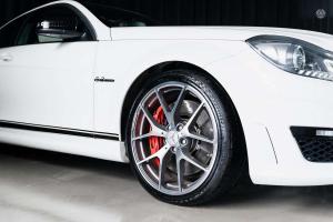 White Mercedes-Benz C 63 AMG 2014 in Vilnius, with an engine capacity of 6.21 L and mileage of 23 thousand km for 48998 €, photo 19 on AUTOMOTO.COM.LV