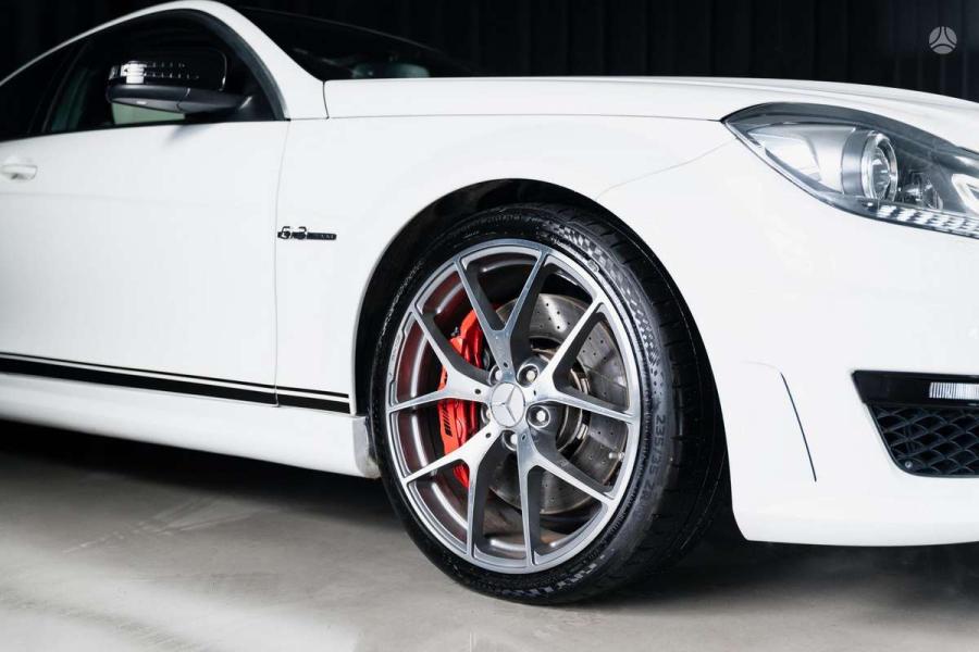 White Mercedes-Benz C 63 AMG 2014 in Vilnius, with an engine capacity of 6.21 L and mileage of 23 thousand km for 48998 €, photo 19 on AUTOMOTO.COM.LV